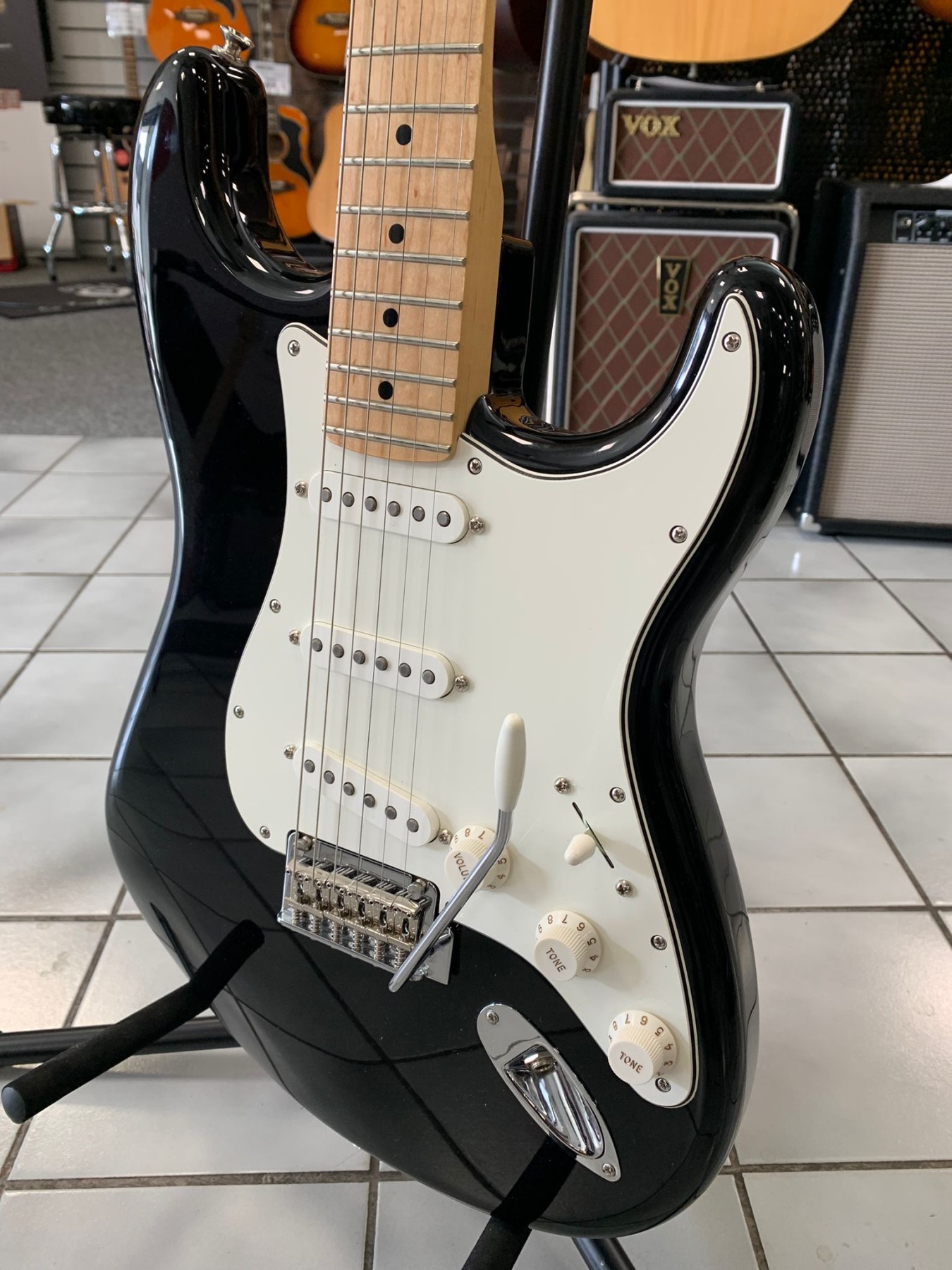 HW Audio:. Fender Player Strat Maple - Used, Black