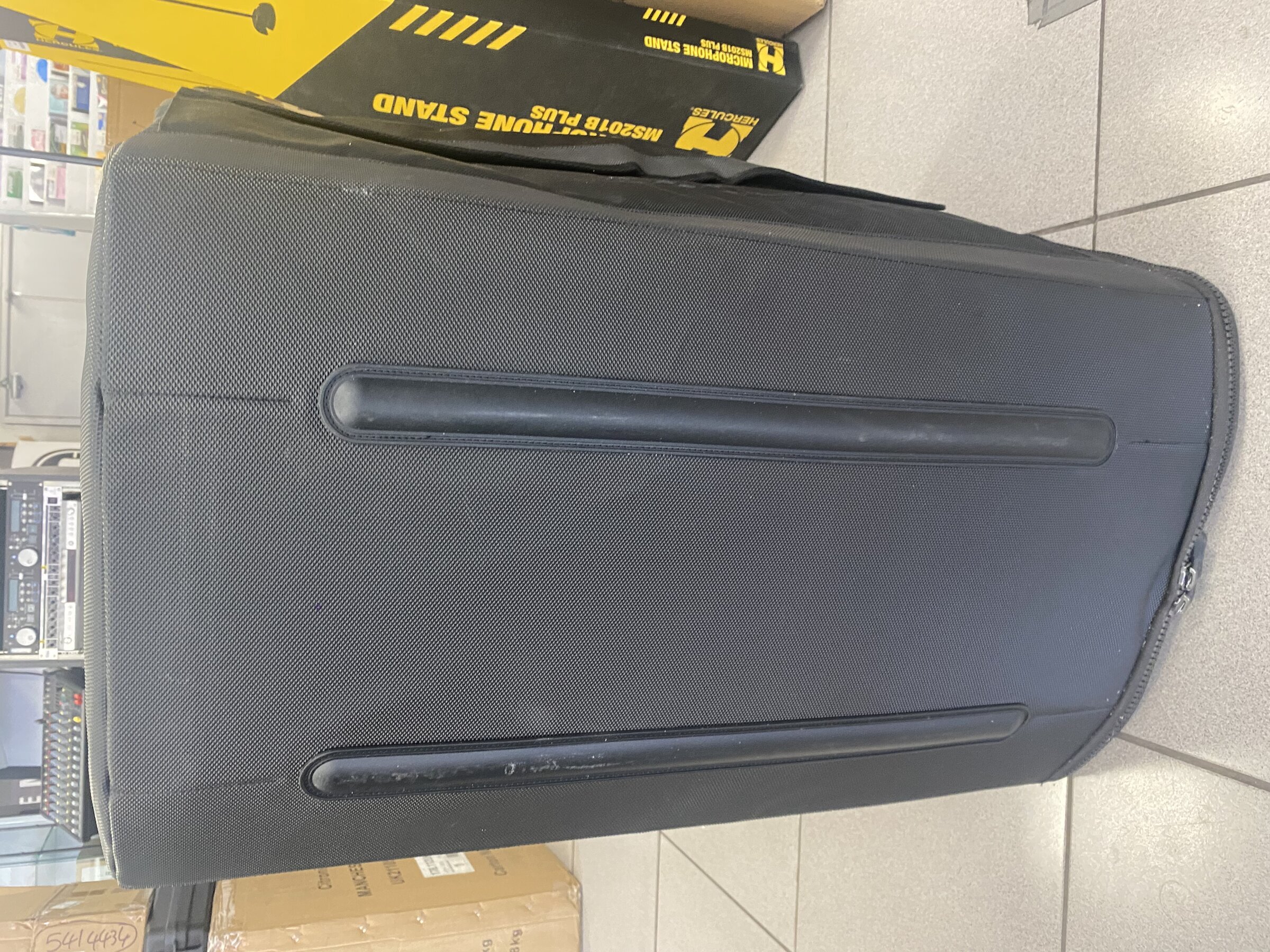 HW Audio:. Bose F1 Subwoofer Powered Bass Bin With Cover - Used