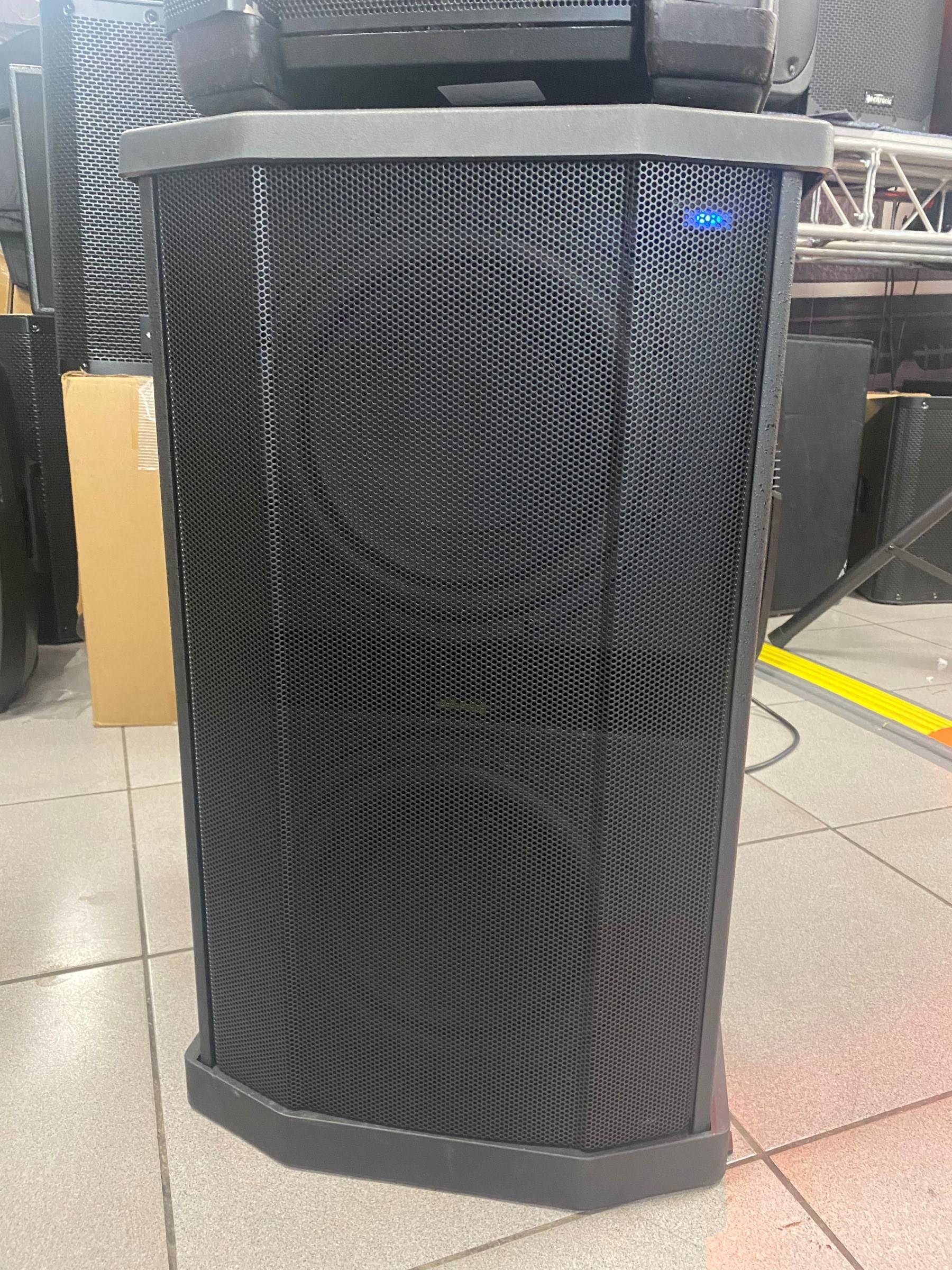HW Audio:. Bose F1 Subwoofer Powered Bass Bin With Cover - Used